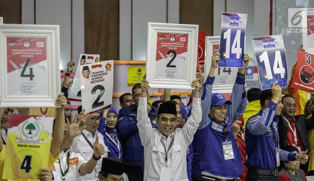 FOTO: Bawa Poster Nomor Urut, Peserta Parpol Bikin Ramai KPU - Foto ...