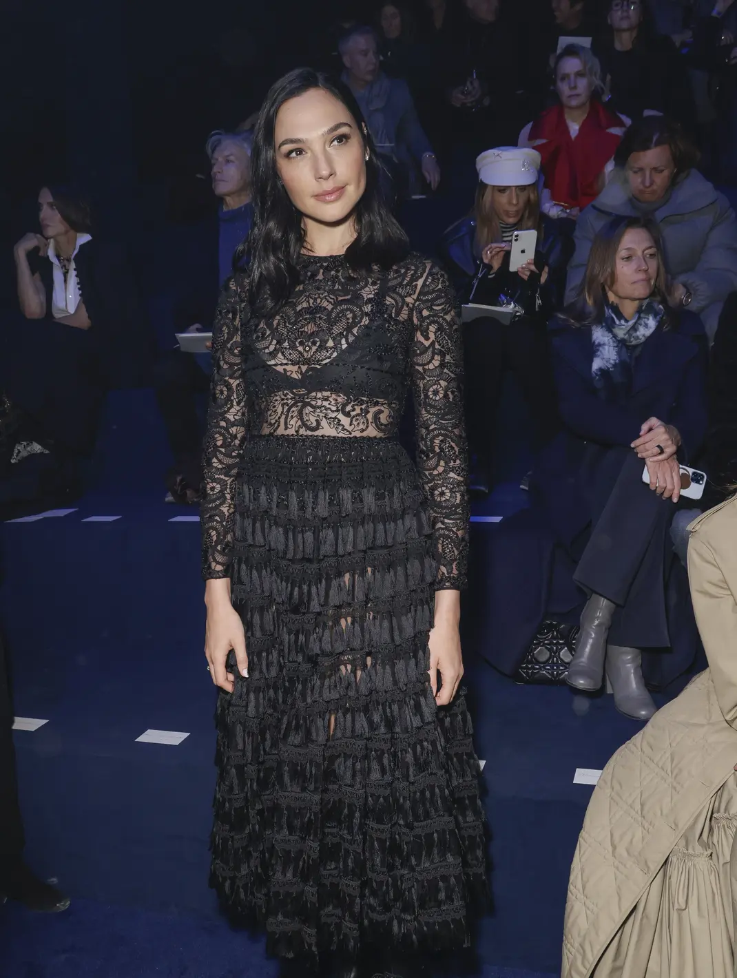 Gal Gadot Tampil Seksi Kenakan Gaun Renda Hitam di Dior Paris Fashion ...