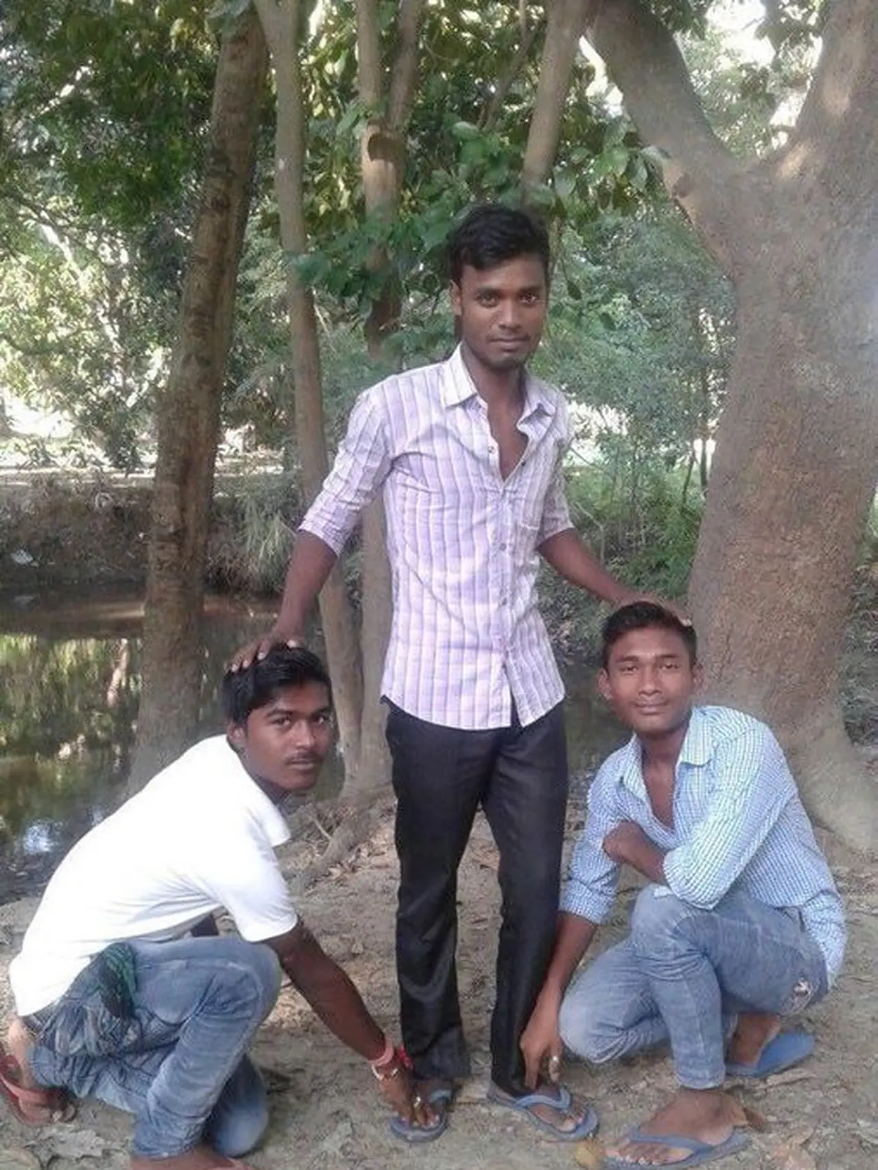 7 Ide Pose Foto Bertiga Bersama Sahabat Biar Tampil Makin Akrab Ini Kocak - Hot Liputan6.com