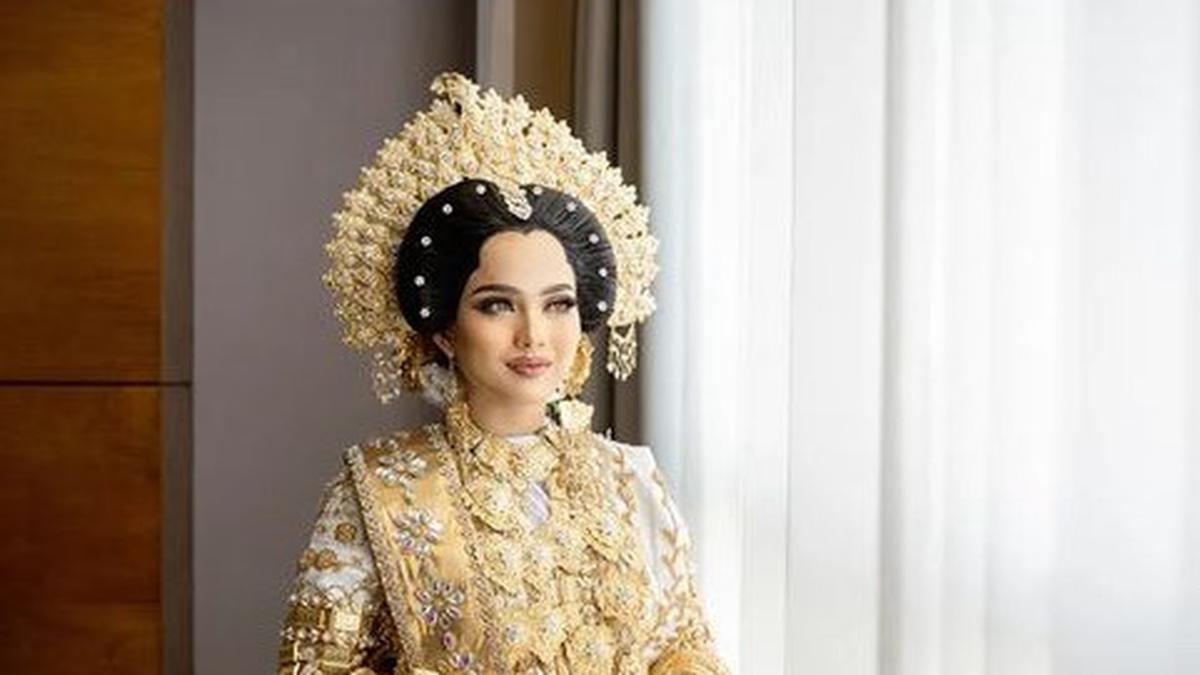 6 Potret Pedangdut Putri Isnari saat Akad Nikah Dibalut Busana Adat Bugis yang Mewah, dengan ...