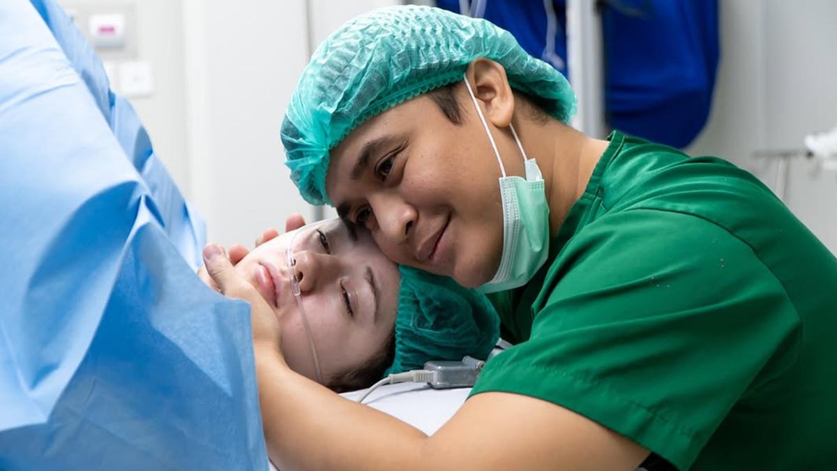 6 Potret Billy Syahputra Temani Persalinan Vika Kolesnaya, Sambut Putra ...
