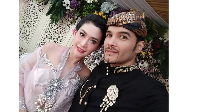 Anniversary Ke-15, Ini 6 Momen Mesra Romy Rafael dan Istri yang ...