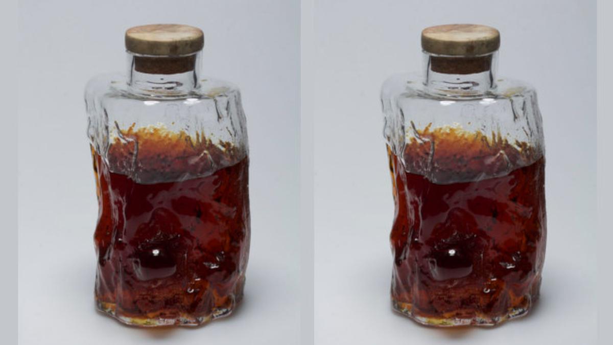 Botol Unik yang Diciptakan dalam Rongga Pohon
