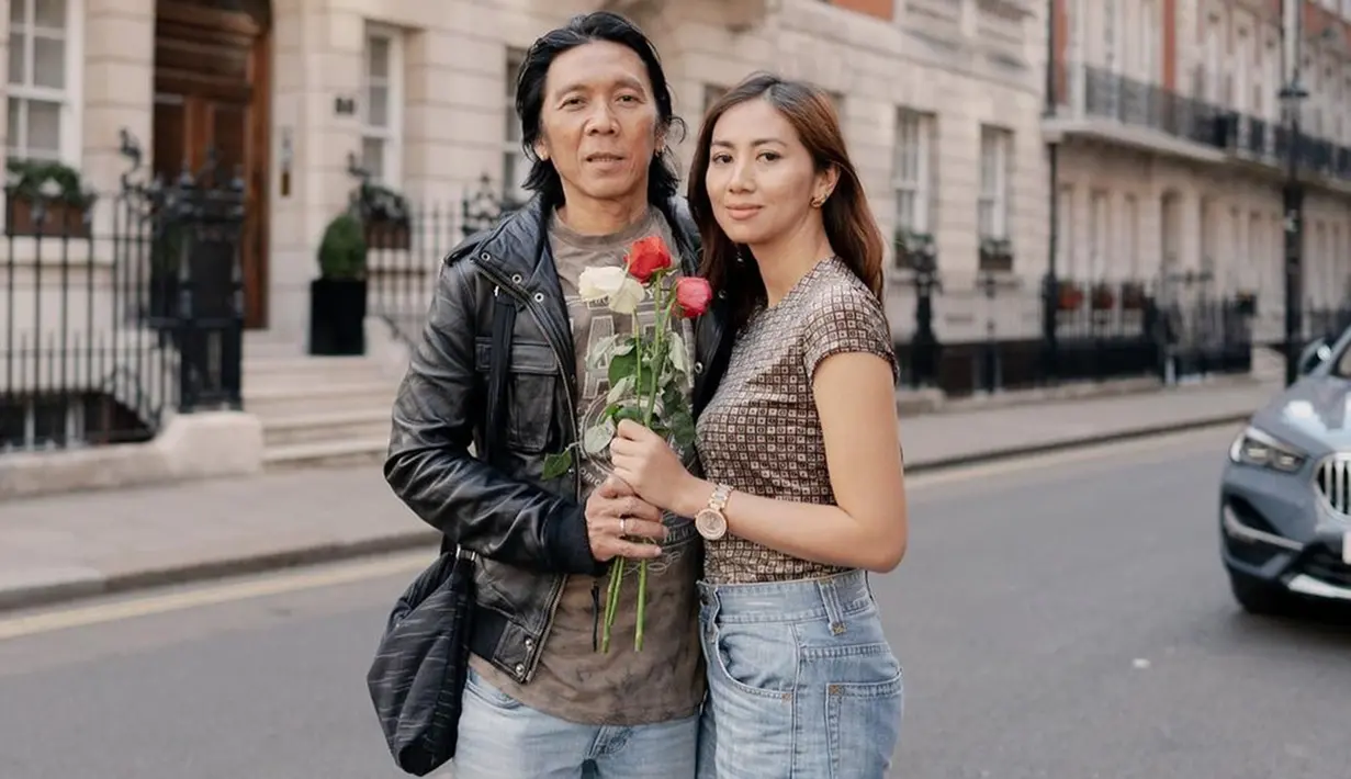 Potret Kebersamaan Bimbim Slank dan Istri yang Terpaut 17 Tahun, Selalu Mesra - Foto Liputan6.com