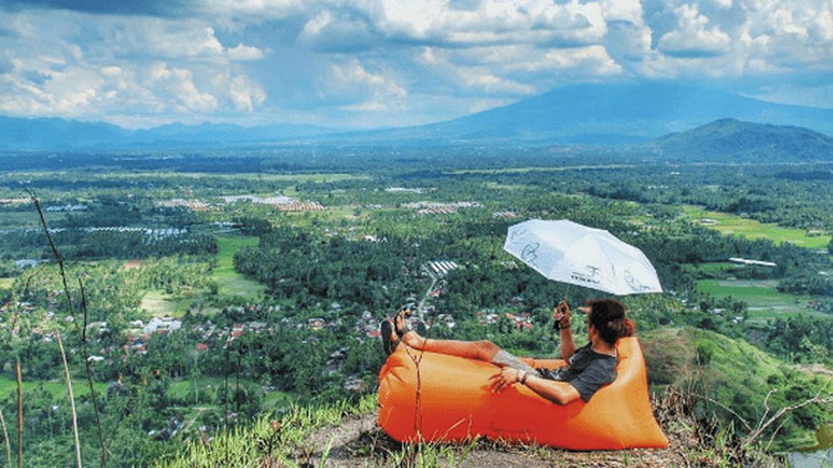 Bukit Batu Manda, Destinasi Kekinian di Belubus, Sungai Talang ...