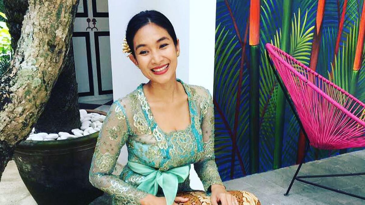 8 Potret Cantik Happy Salma Saat Kenakan Baju Daerah