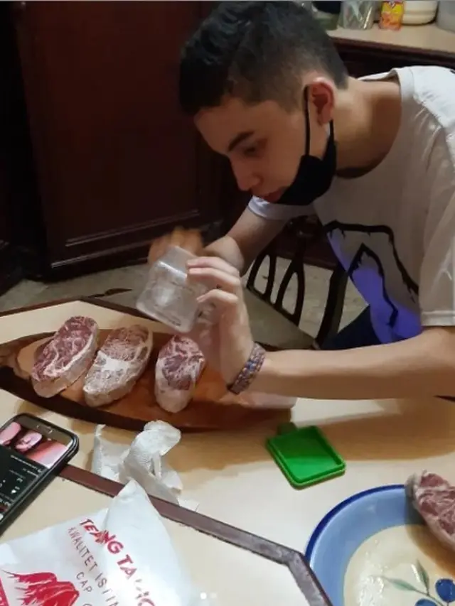 6 Potret Muhammad Zarno yang Kini Jago Masak Sejak Ditinggal Jane ...