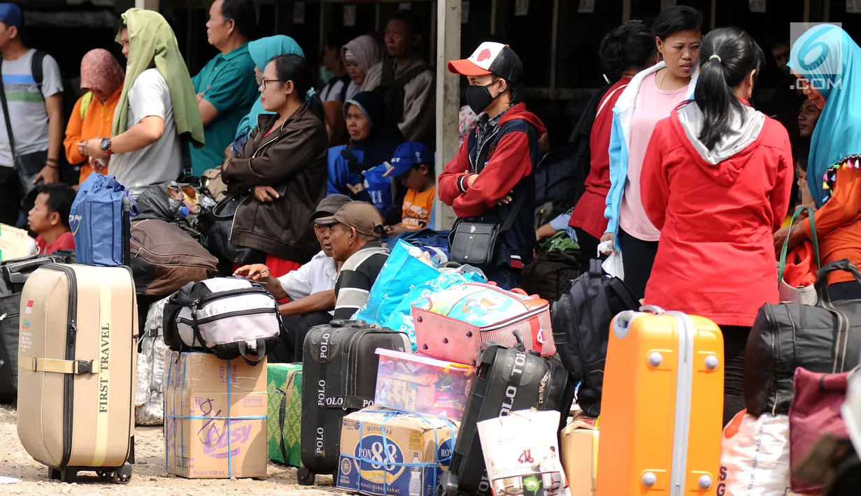 Calon Pemudik Padati Terminal Bayangan Pinang Ranti - Foto Liputan6.com