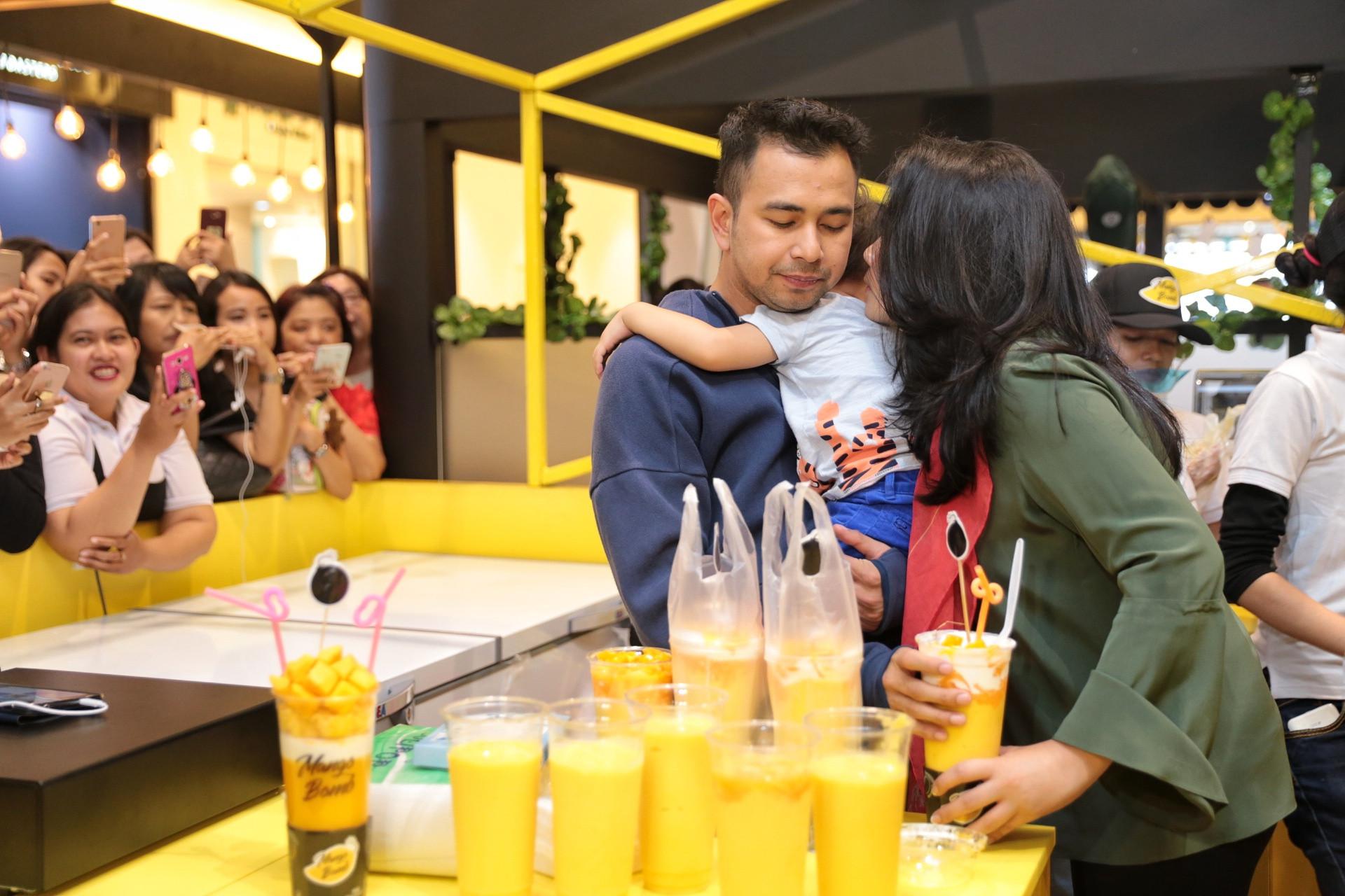 Baru Dibuka, Outlet Mango Bomb Raffi - Nagita Diserbu Pelanggan ...
