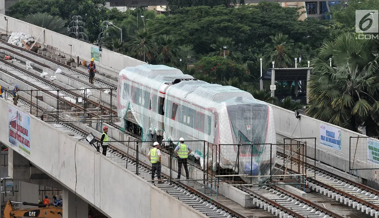 FOTO: Melihat Kereta LRT Terparkir di Depo Kelapa Gading - Foto ...