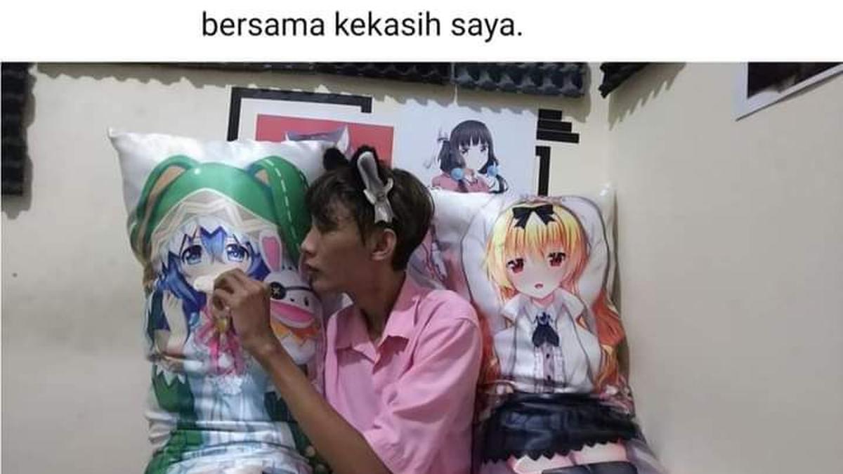 6 Tingkah Wibu Saat Tidur Ini Absurd, Wajib Peluk Guling Anime - Hot ...