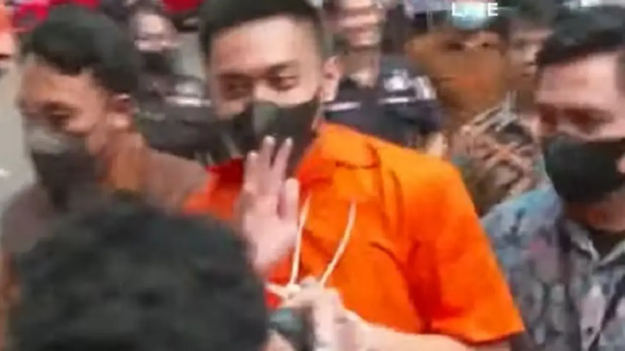 Mario Dandy Sempat Melambaikan Tangan ke Wartawan Sebelum Diantar ke Kejari Jakarta Selatan ...