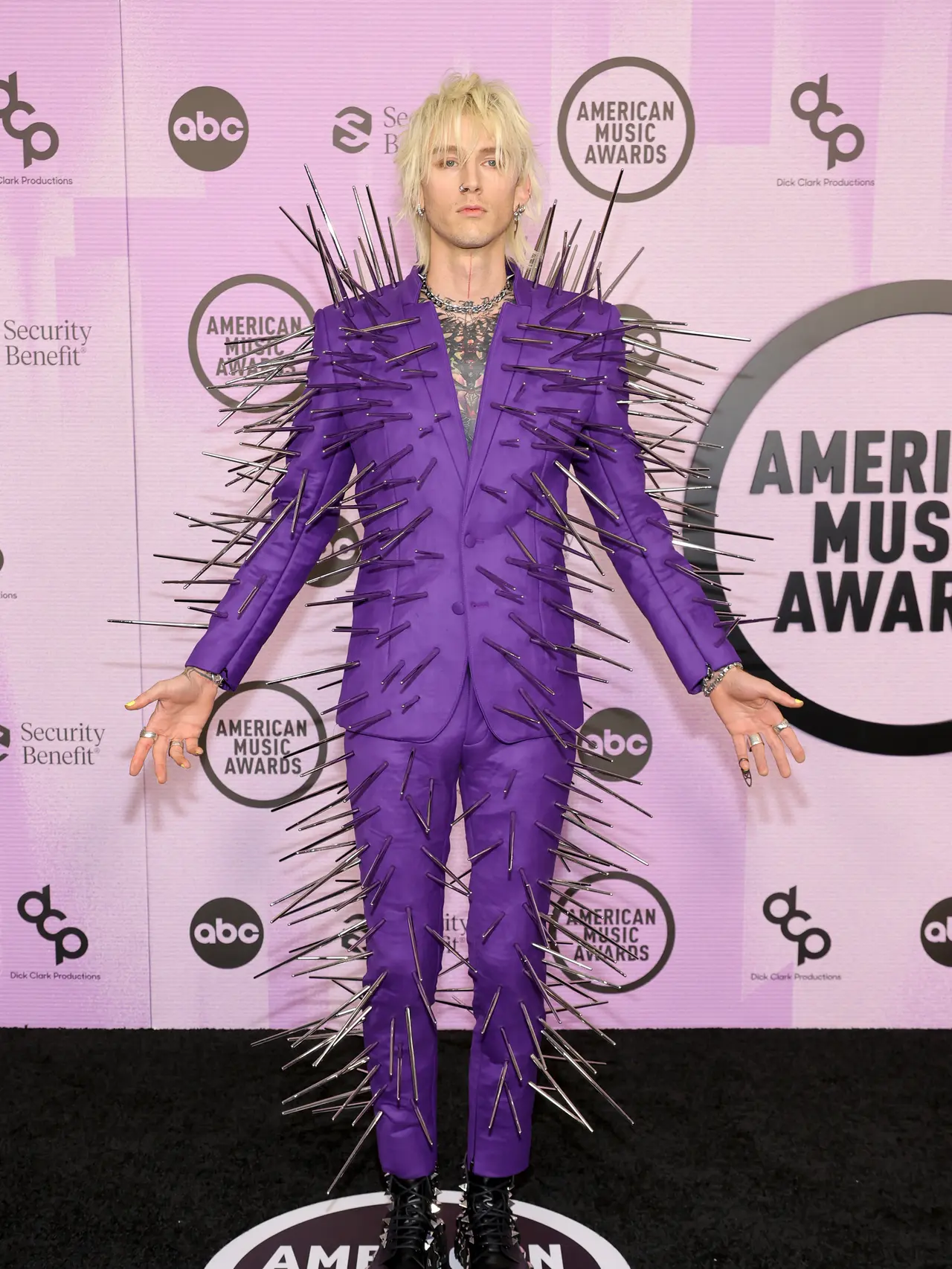 Deretan Tampilan Menawan dari Karpet Merah AMAs 2022, Pink sampai ...