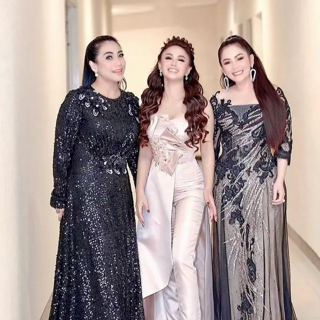 6 Potret Siti KDI Bareng Rekan Artis, Selalu Luangkan Waktu untuk ...