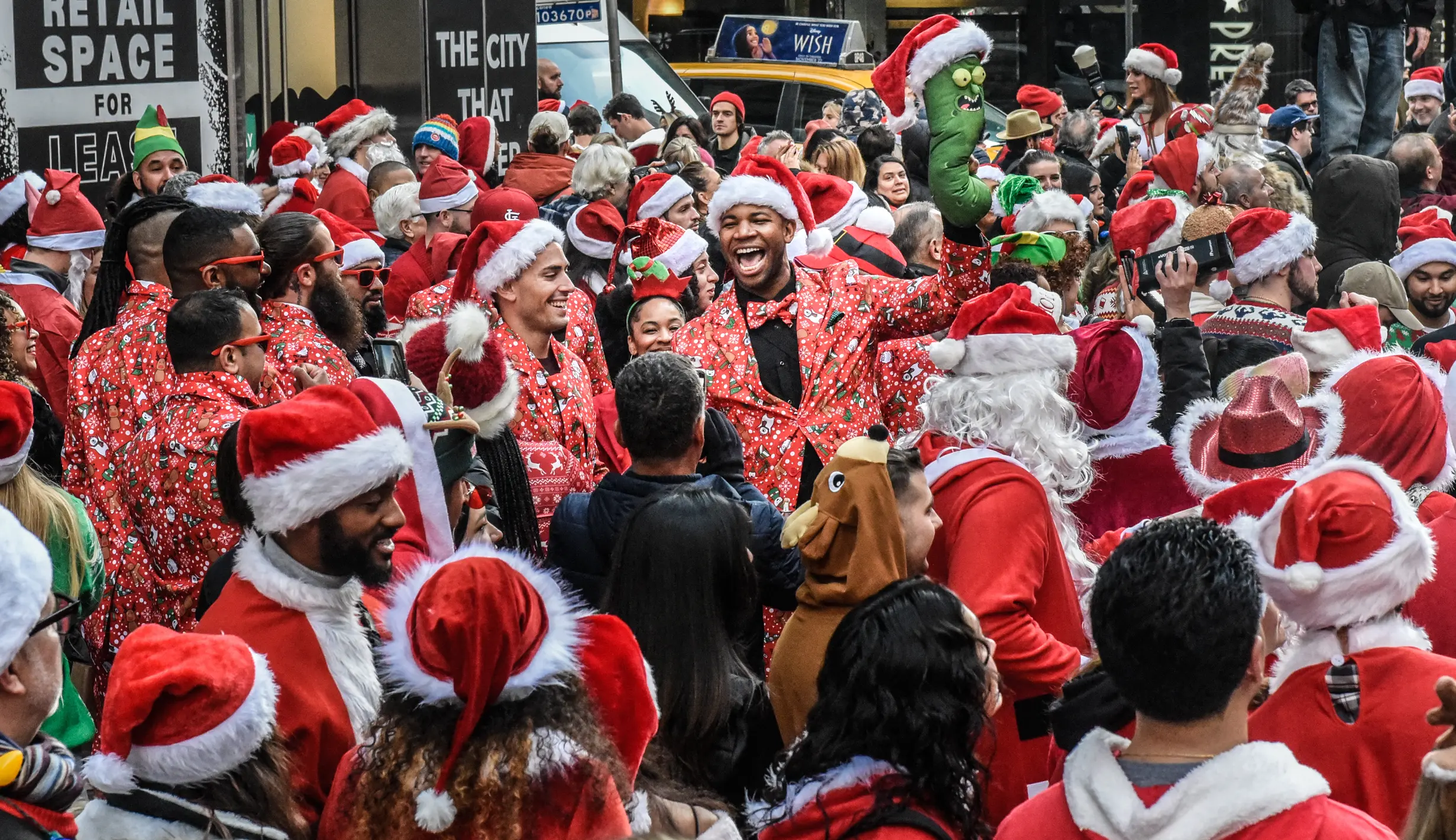 Ratusan SantaCon Berkostum Sinterklas Penuhi Jalan di New York City ...