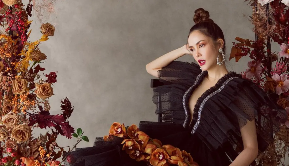 FOTO: Gaya Pemotretan Cathy Sharon dengan Gaun Hitam, Tampil Elegan ...