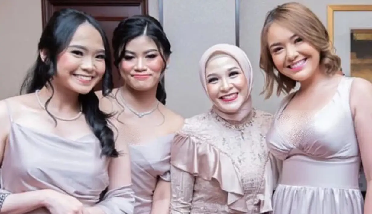 Potret Amanda Manopo Jadi Bridesmaid di Nikahan Glenca Chysara, Tampil Stunning - Foto Liputan6.com