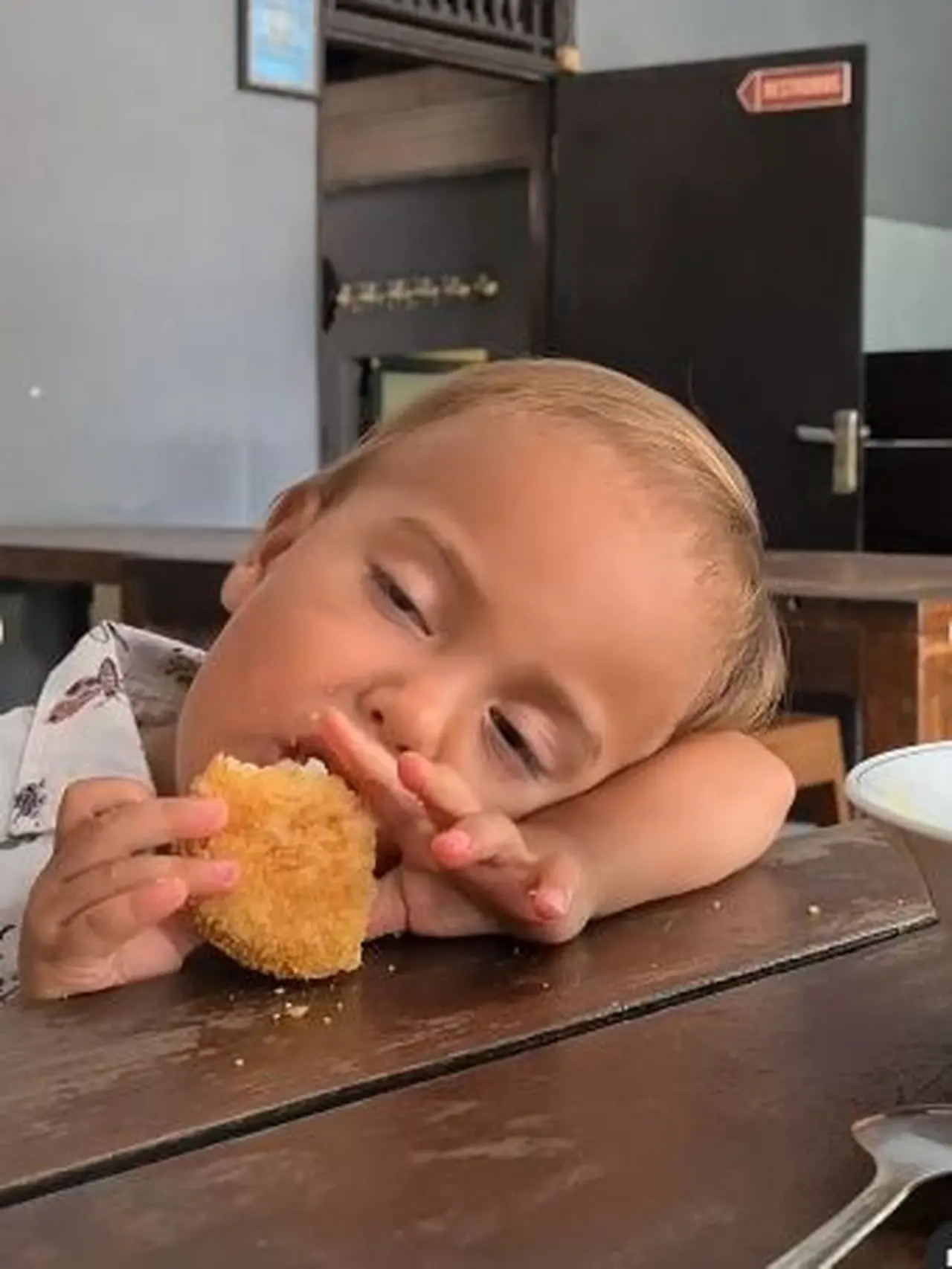 9 Potret Matahari Biru, Putra Model Fahrani yang Mulai Besar dan ...