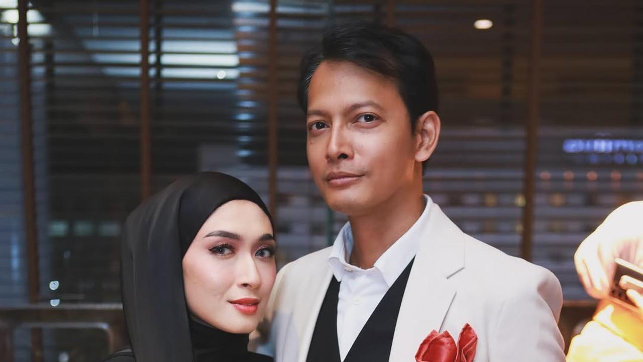 6 Pose Fedi Nuril dengan Setelan Jas, Formal di Gala Premiere Hingga Viral Pakai Celak Hitam di ...