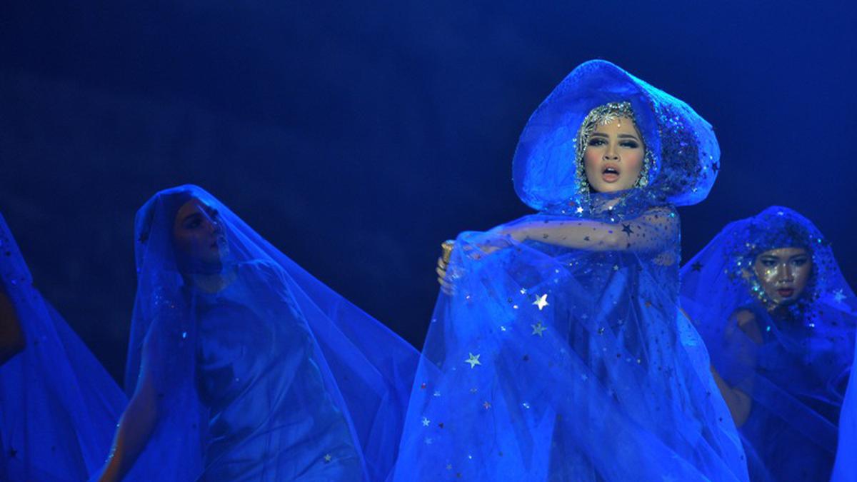 Metamorfosa Gaya Berbusana Andien di Atas Panggung Konser