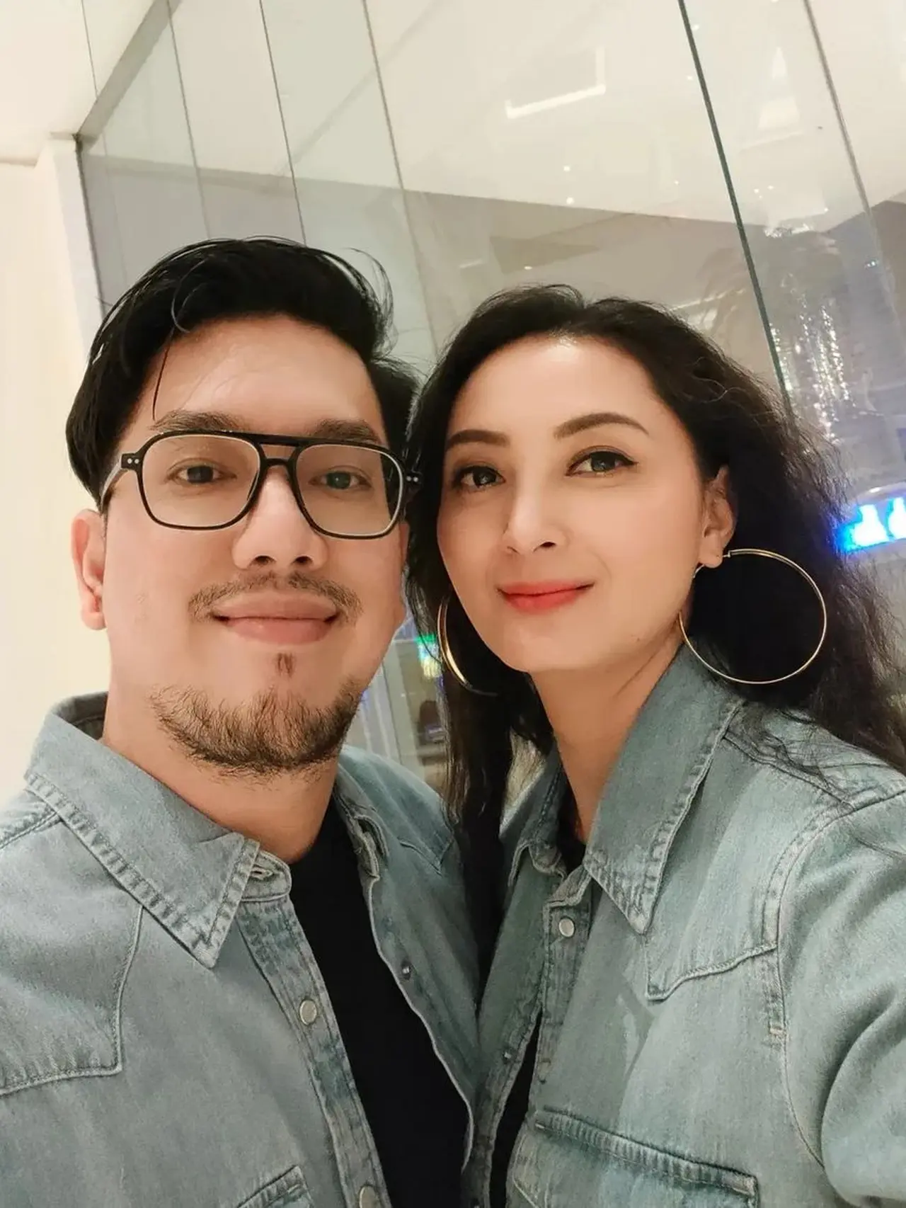 7 Potret Della Puspita Dapat Kejutan Ultah dari Suami, Kini Sudah Mesra Lagi - Hot Liputan6.com