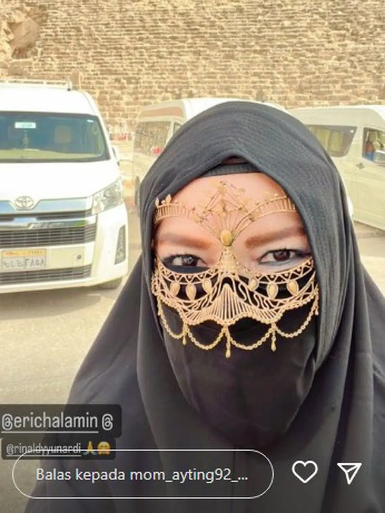 6 Potret Umi Kalsum Liburan ke Yordania, Penampilannya Jadi Sorotan - Hot Liputan6.com