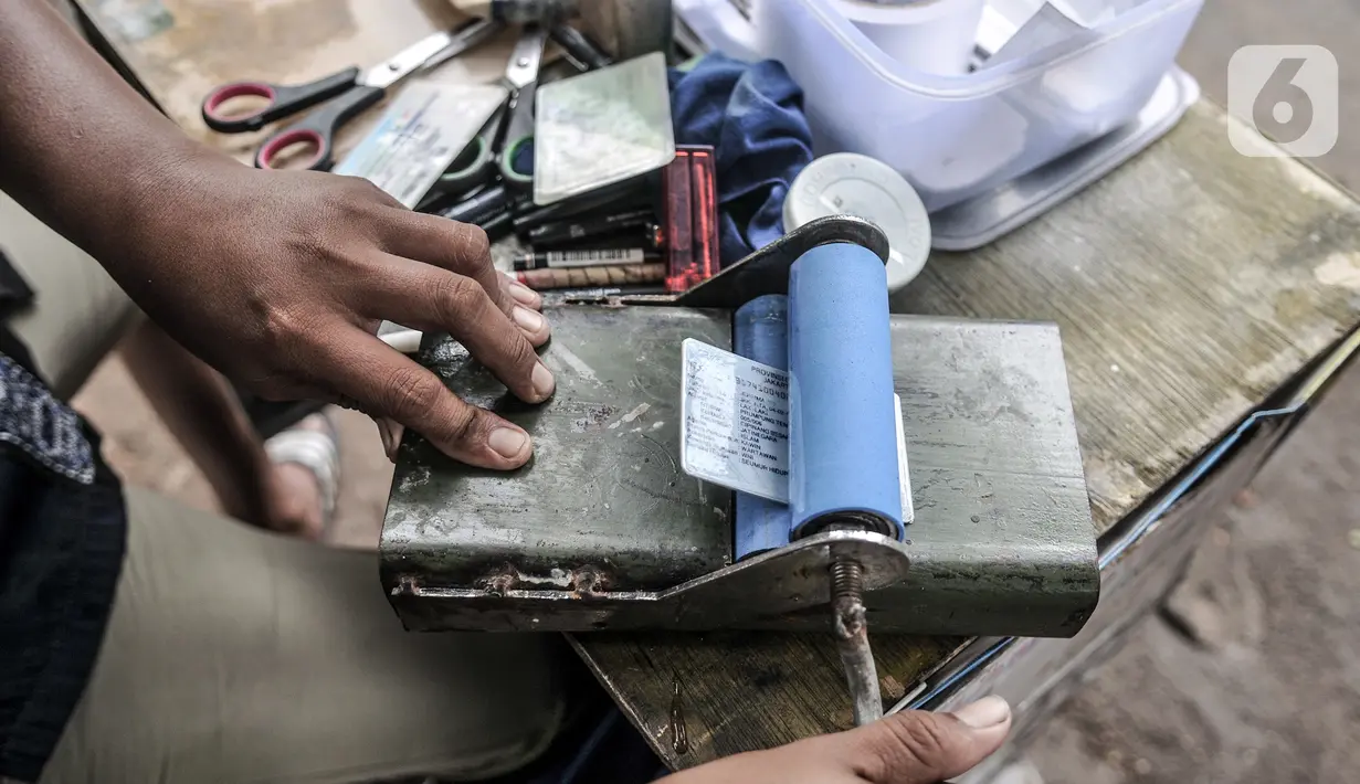 FOTO: Jasa Servis KTP Keliling di Tengah Pandemi COVID-19 - Foto Liputan6.com