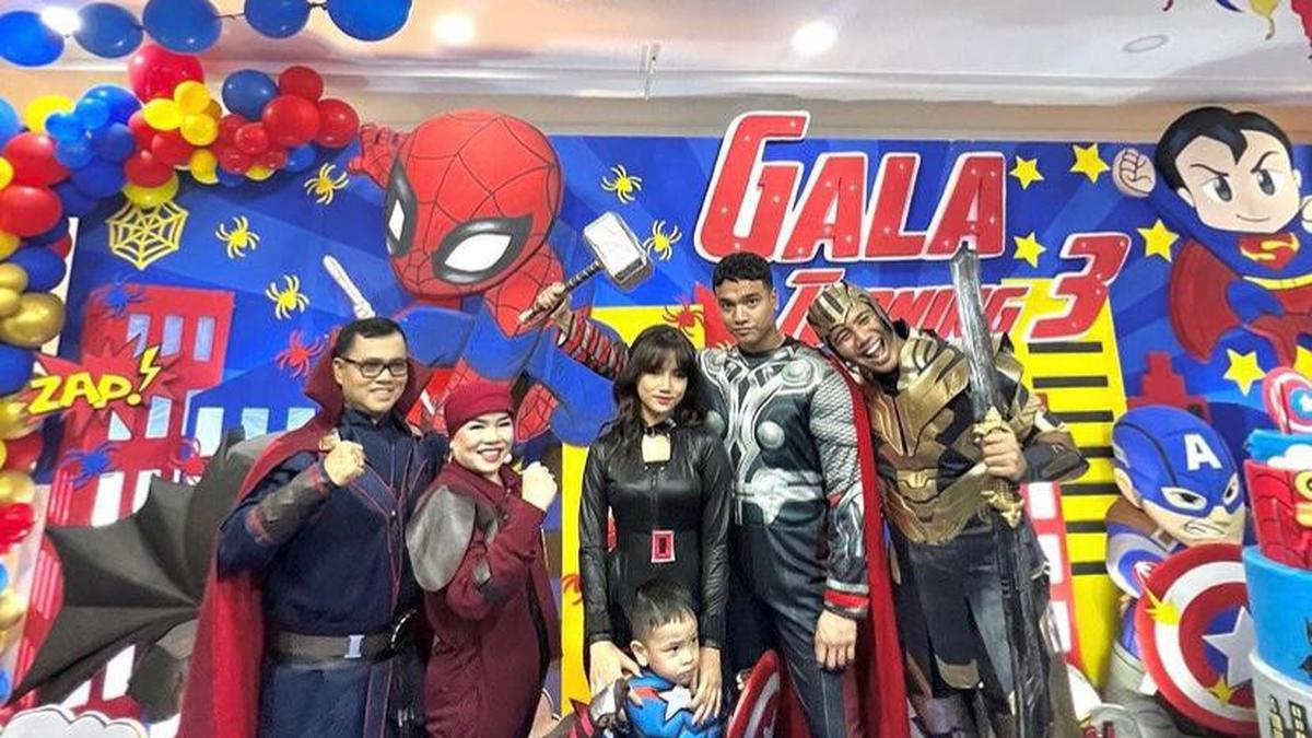 6 Gaya Fuji dan Keluarga Kompak Kenakan Baju Bertema Superhero di Pesta ...