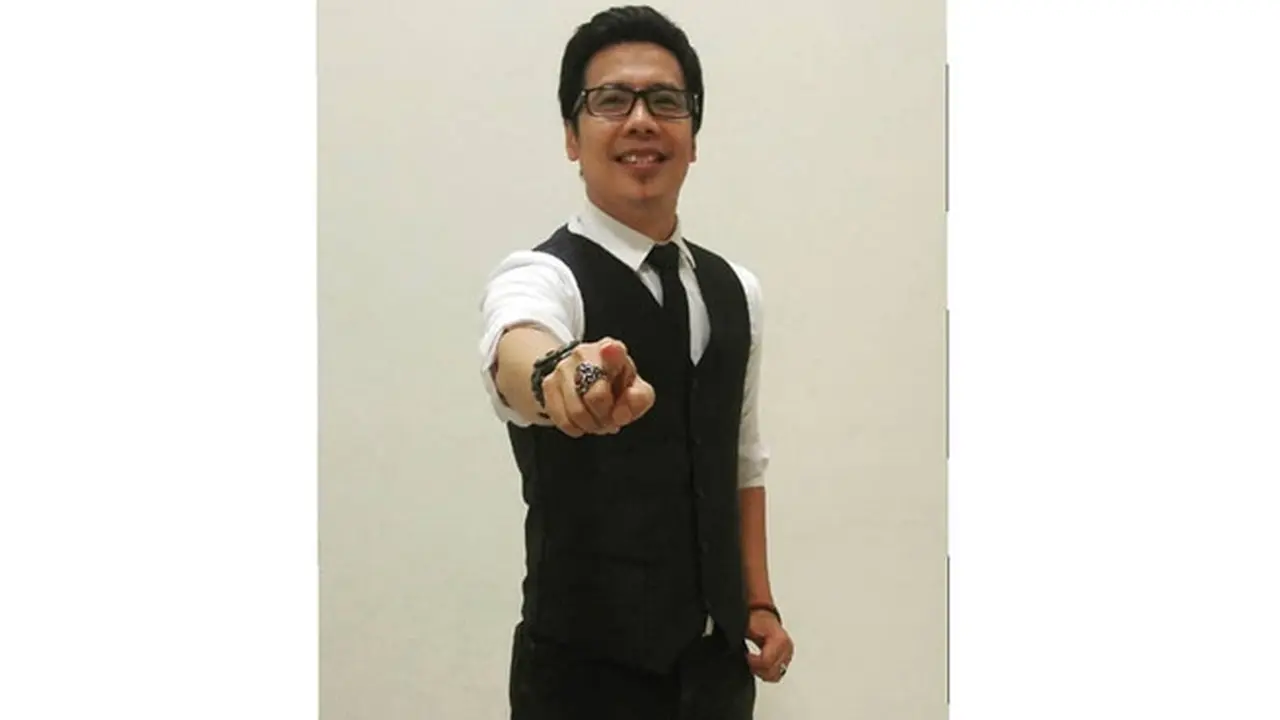 7 Potret Terbaru Joe Sandy The Master, Masih Single di Usia 46 Tahun ...