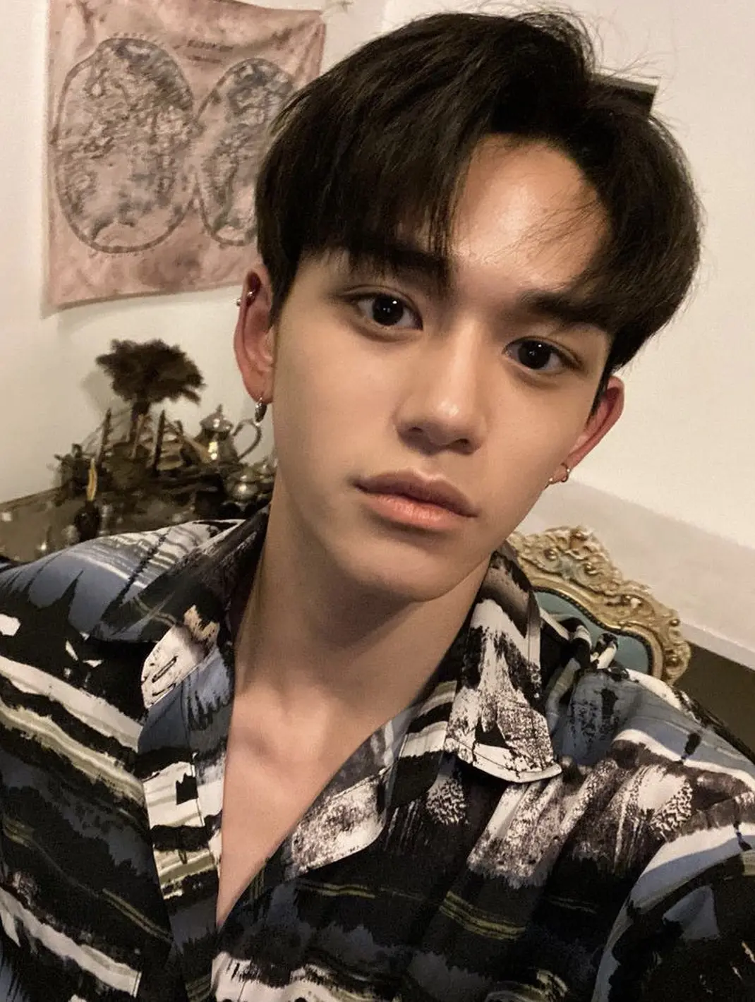 Sapa Penggemarnya, 6 Tampilan Lucas NCT Kenakan Outfit Rp1 jutaan ...