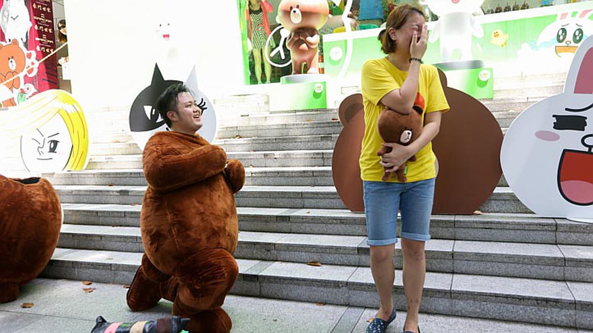 Foto Detik-Detik Melamar Pakai Kostum Beruang Brown - Photo Fimela.com