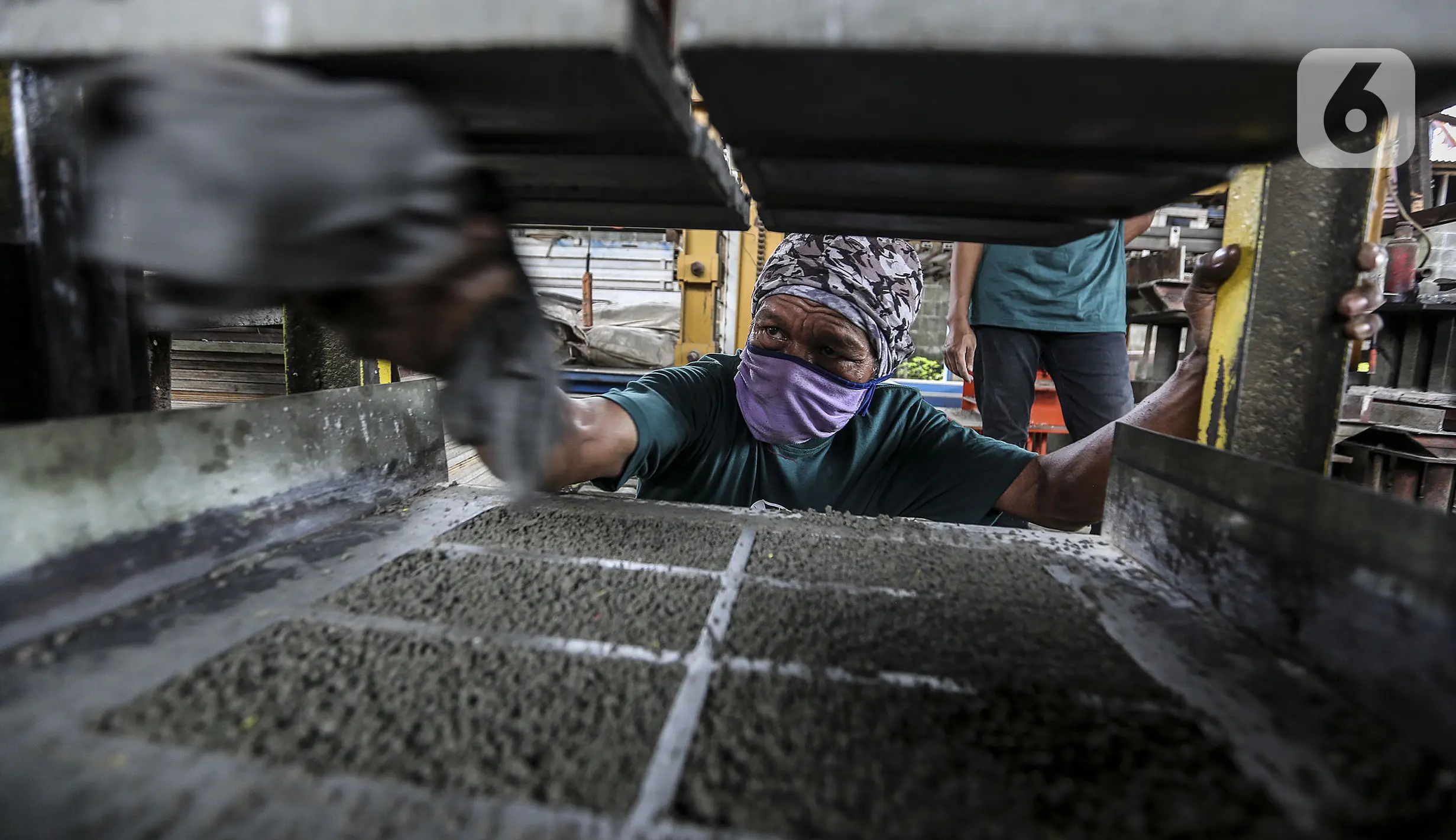FOTO: Mengintip Pembuatan Paving Block Berbahan Sampah Plastik - Foto ...