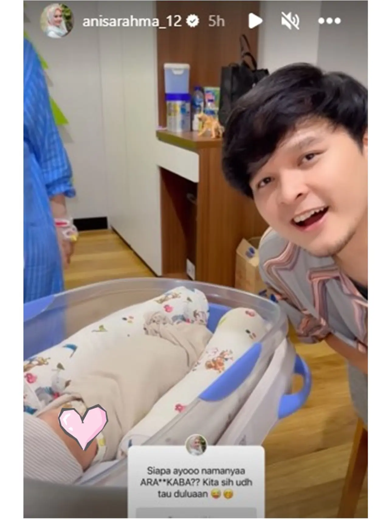 6 Momen Anisa Rahma Jenguk Bayi Dinda Hauw, Sama-Sama Ibu Dua Anak - Hot Liputan6.com