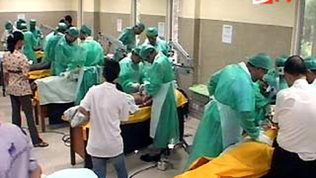 Pakar Bedah Syaraf Bahas Pembedahan Tulang Belakang - Health Liputan6.com