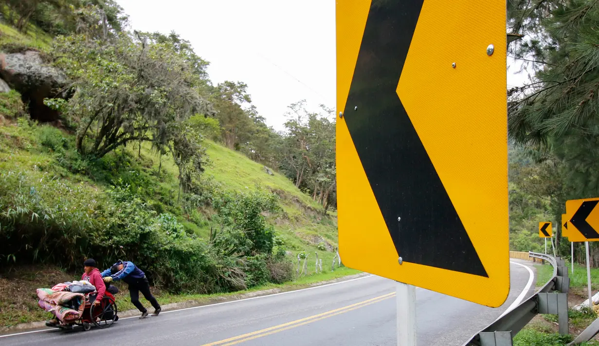 FOTO: Kisah Migran Venezuela Dorong Kursi Roda Sejauh 600 Km Demi ...