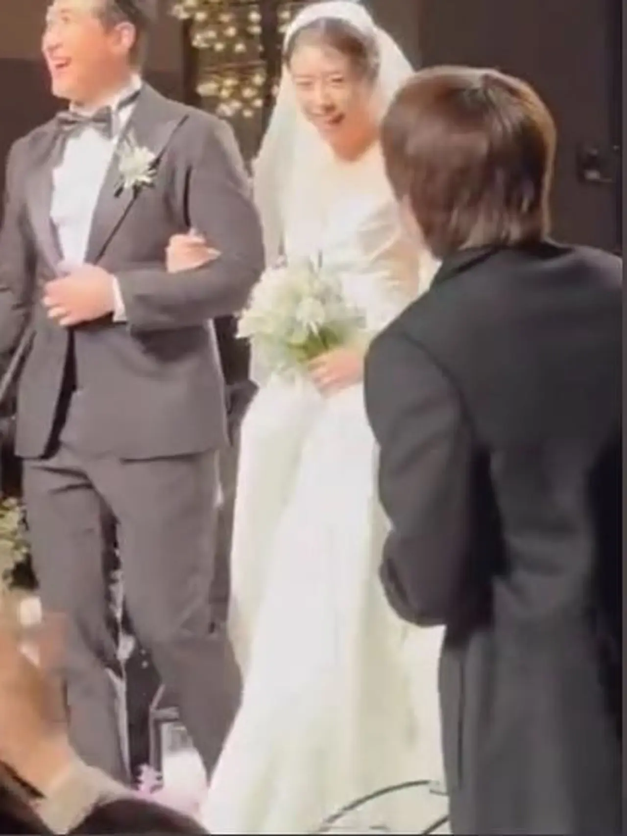 Jin BTS Pamer Kepala Botak Usai Bersenang-senang di Pernikahan Jiyeon T ...