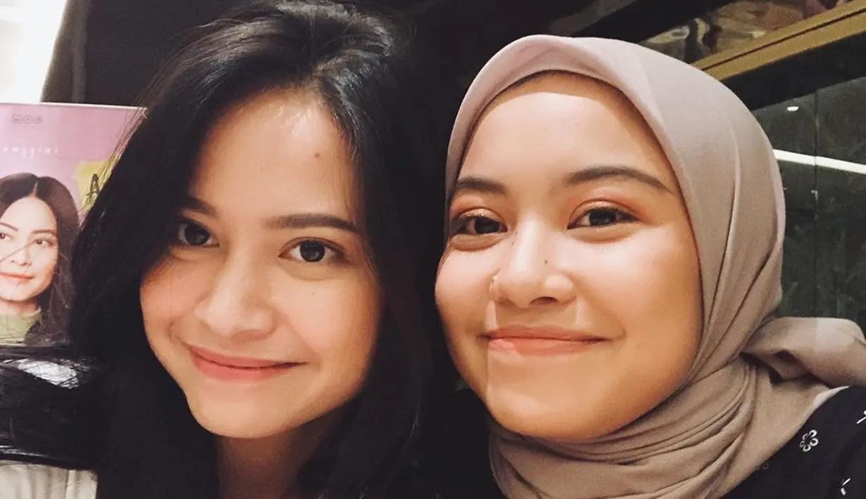 FOTO: Gaya Hangout Hanggini dan Tsana, Kompak Bak Saudara Kembar - Foto ...