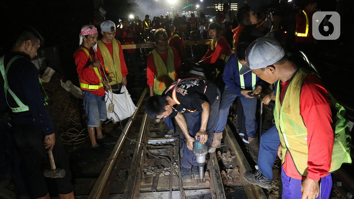 FOTO: Proses Revitalisasi Wesel Rel di Stasiun Gambir - Foto Liputan6.com