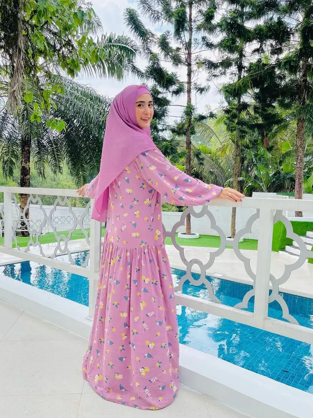 7 Potret April Jasmine Istri Ustaz Solmed Kenakan Gamis Motif Bunga, Nyentrik - Hot Liputan6.com