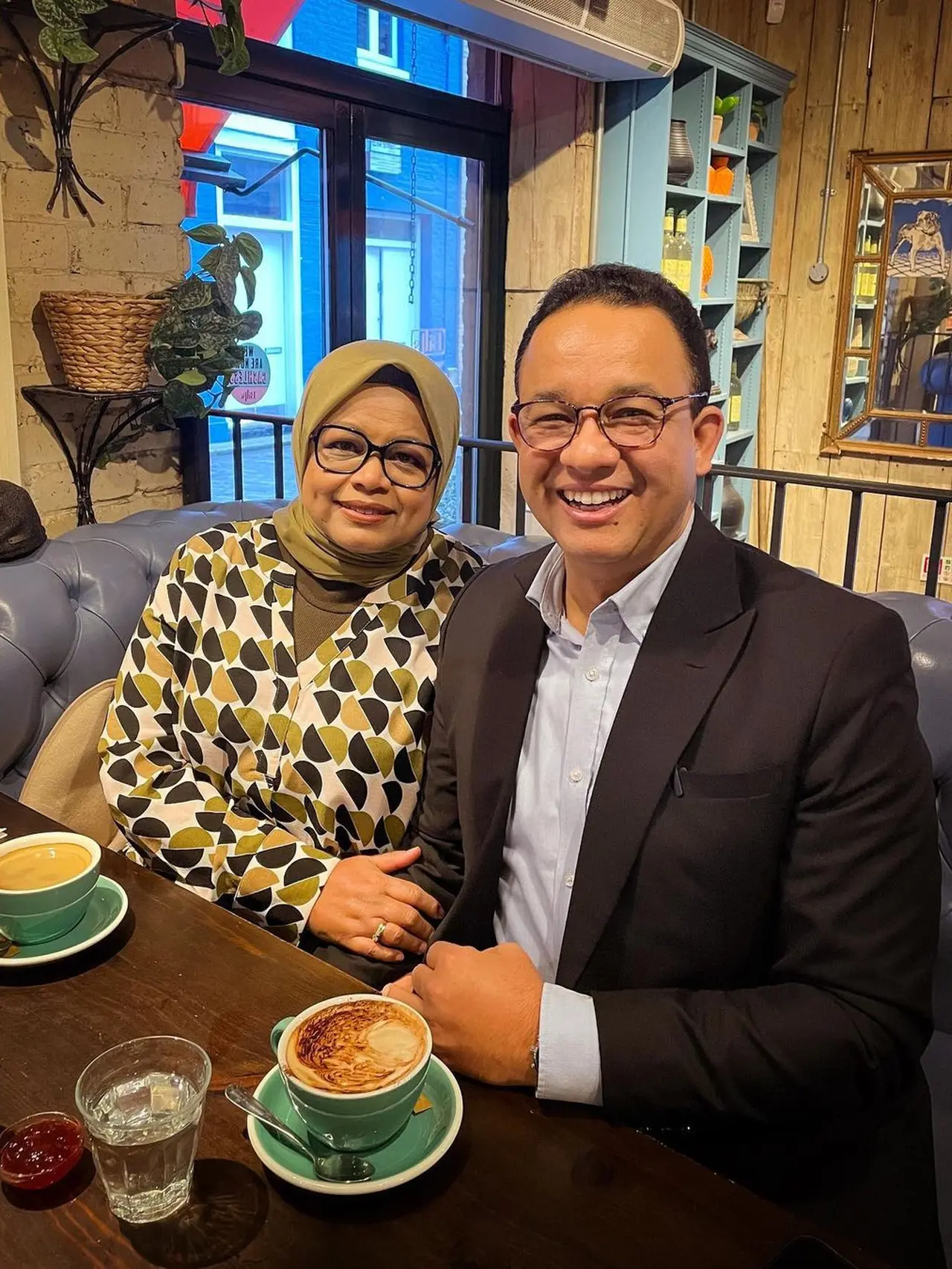 7 Potret Kesederhanaan Fery Farhati Istri Anies Baswedan, Selalu Setia Mendampingi - Hot ...