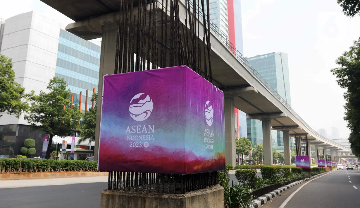Banner KTT ASEAN 2023 Terpasang pada 100 Tiang Monorel di Rasuna Said ...