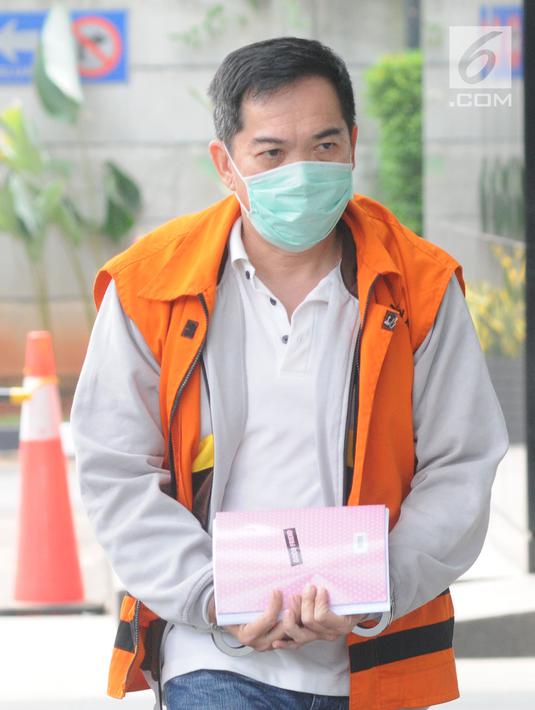 FOTO: Pakai Masker, Pengacara Alfin Suherman Jalani Pemeriksaan ...