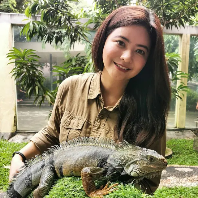 7 Potret Terbaru Qory Sandioriva Saat Jadi Duta Satwa, Penampilannya Curi Perhatian - Hot ...