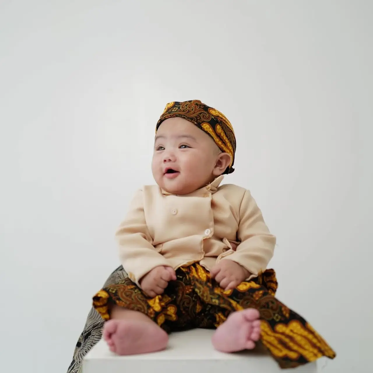 5 Potret Elio Anak Joshua Suherman dan Clairine Clay Pakai Blangkon ...