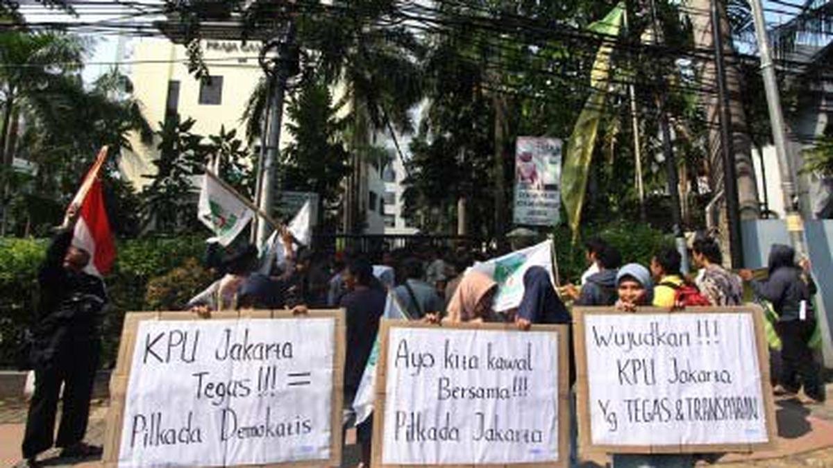 Massa Dari Kesatuan Aksi Mahasiswa Muslim Indonesia Kammi Menggelar