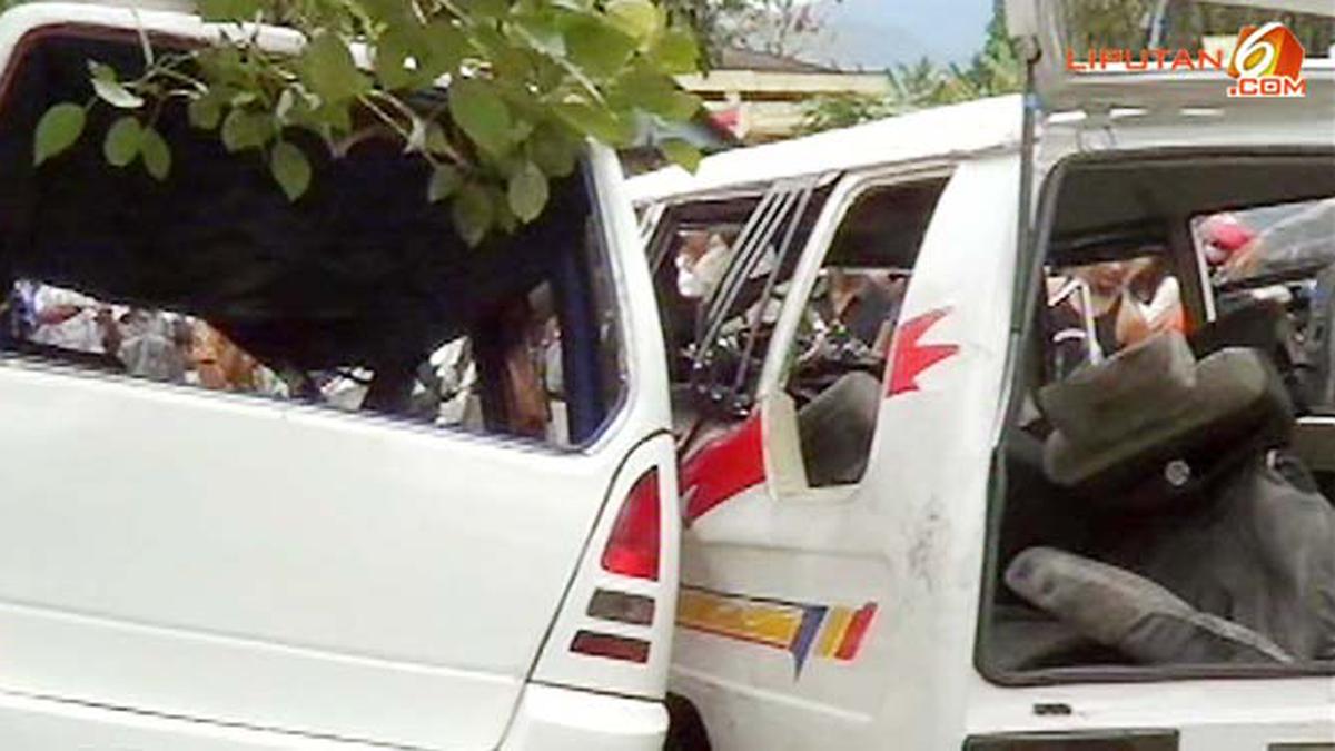 VIDEO: Minibus Vs Angkot, 7 Tewas 17 Luka
