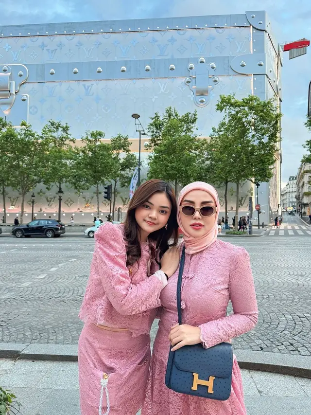 Foto-foto Bella Shofie Pergi Liburan ke Paris Bersama Keluarga, Kompak ...