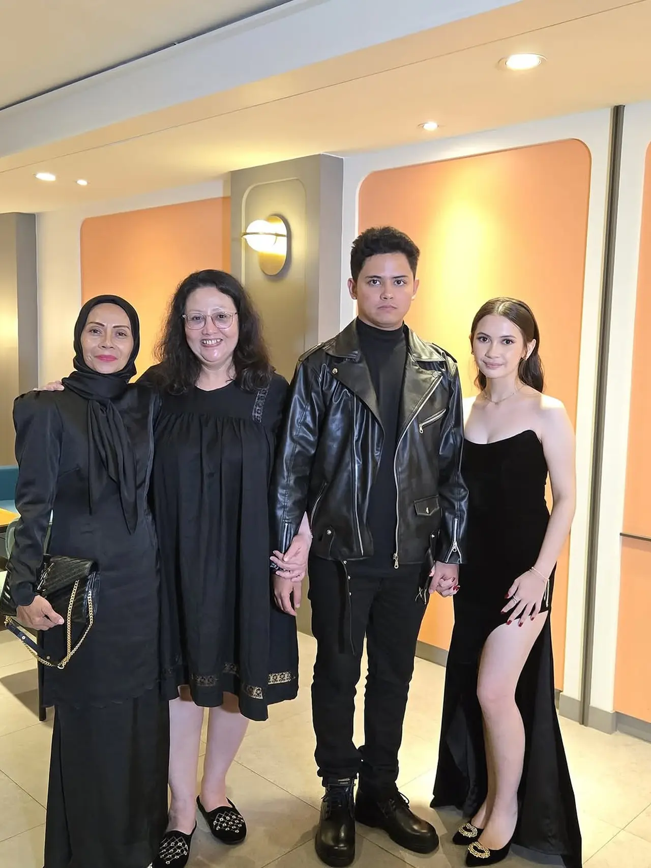 6 Potret Ibunda Richelle Skornicki dan Aliando Saling Bertemu, Sebut ...