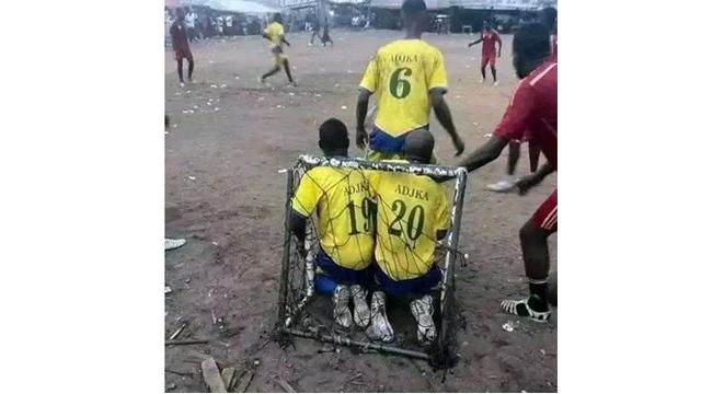 6 Potret Lucu Pemain Sepak Bola ketika di Lapangan, Aksinya Tak Terduga