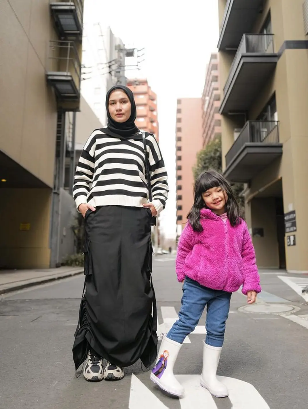 Inspirasi Outfit Bukber Pakai Celana Cargo dari Dwi Handa Mama Uwik ...